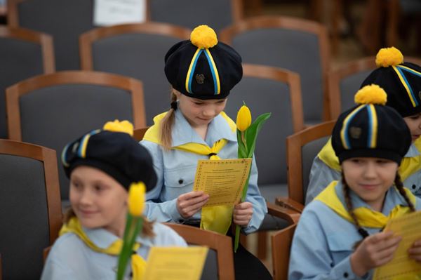 Teab kodutütarde tõotust – Opiq